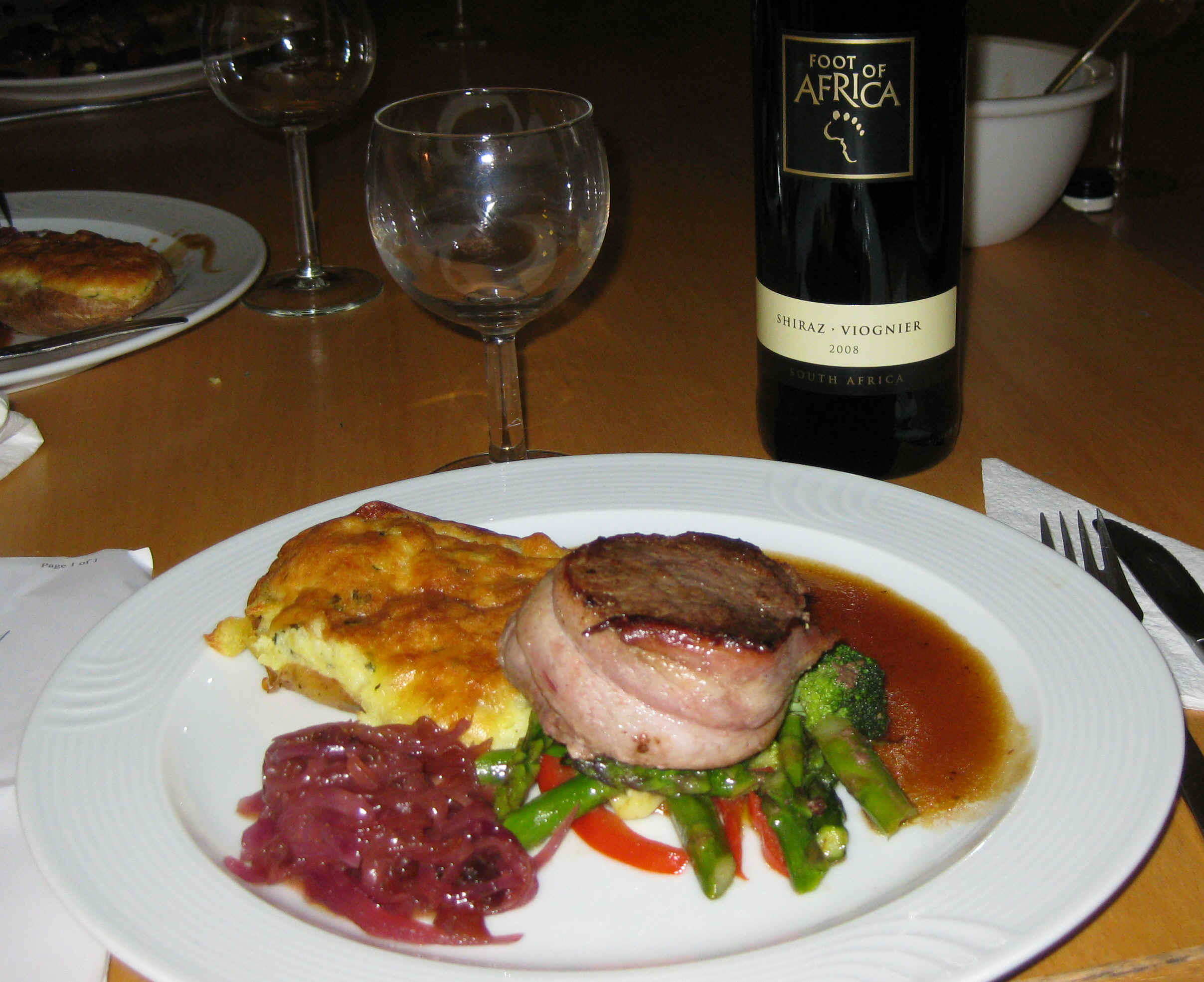 Baconlindad oxfilé med pepparsås